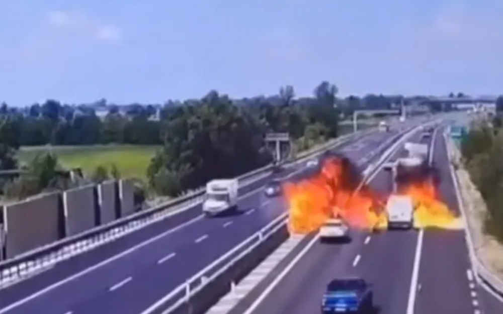 Se estrelló una avioneta en medio de una autopista en Italia y murieron dos personas